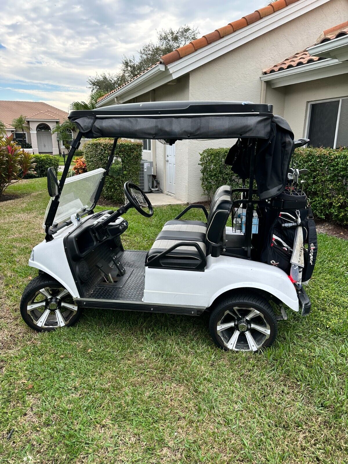 2022 Evolution Classic 2 Pro golf cart [perfect shape] for sale